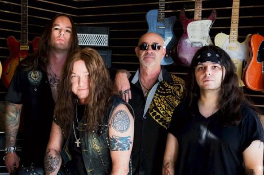 マーク・ボールズをフィーチュアしたニュー・バンドRED RAVYNがシングル ”Lay It On The Line” をリリース ...