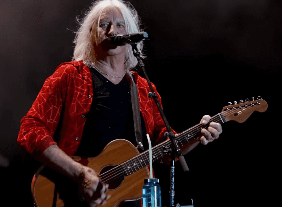 DEF LEPPARDが全米ツアー経過報告動画のなかでジョー・エリオットによるBAD COMPANY“Seagull”の弾き語りカヴァー演奏の ...